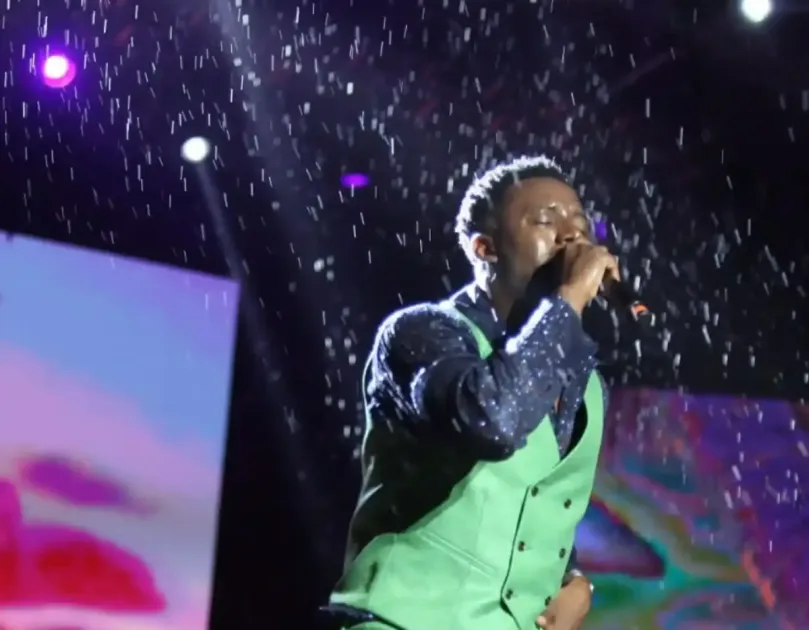 Romain Virgo in Jamaica: Singer continues to perform despite heavy rain ...