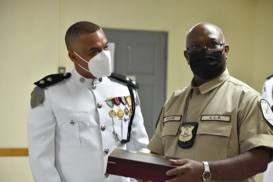 8 officers of Trinidad and Tobago Police service graduate as Mounted ...
